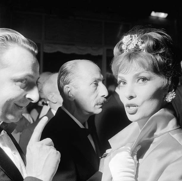 LOVELY GINA LOLLOBRIGIDA enjoys an animated conversation star - 1961 ...