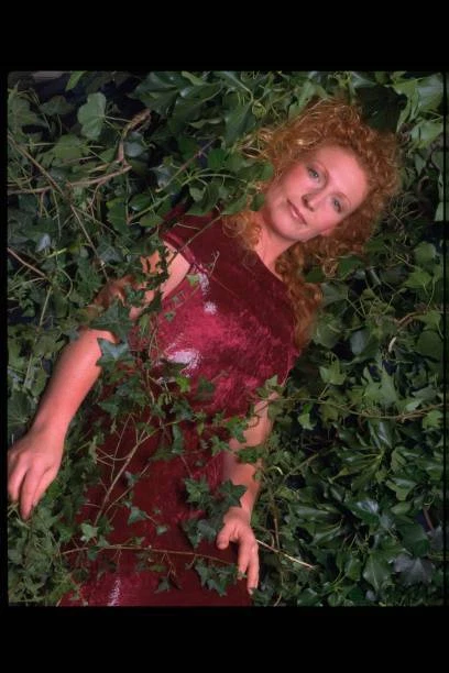 GROUND FORCE PRESENTER Charlie Dimmock posed in foliage 1998 TV Old ...
