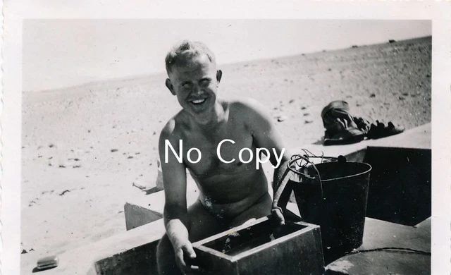 FOTO WK2 AFRIKAKORPS Wehrmacht Soldat badet nackt Wüsten Dusche S7 EUR ...