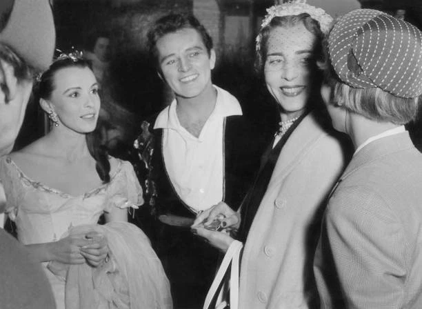 ENGLISH ACTRESS CLAIRE Bloom and Welsh actor Richard Burton mee- 1954 ...