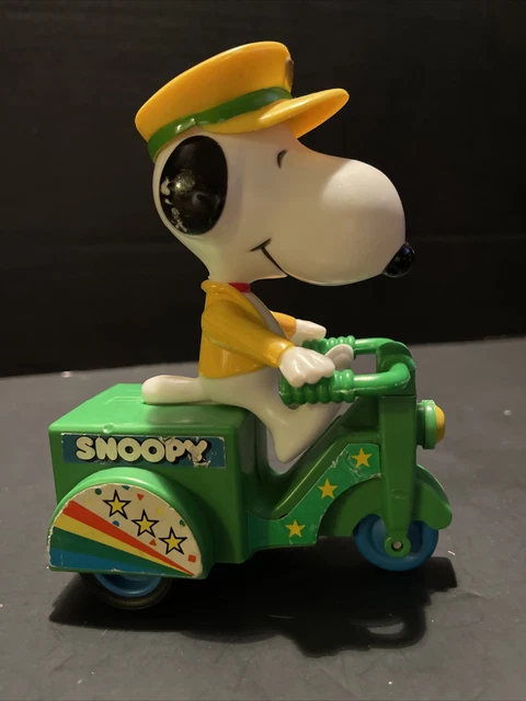 CHARIOT TRICYCLE SCOOTER Peanuts Snoopy Riding a 3 roues Wheelie 1966 ...