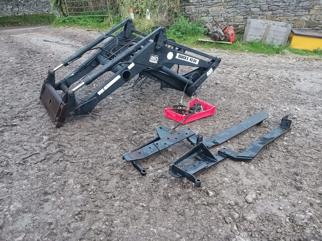 QUICKE 4300E SELF leveling front loader On Leyland/marshall brackets ...