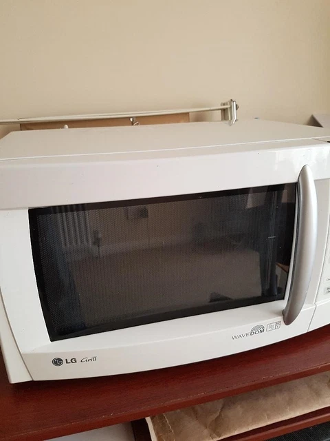 LG MICROWAVE OVEN with grill. Model LG Wavedom 850w in white £5.00 ...