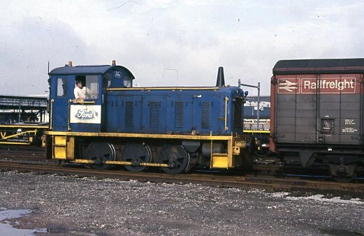 ORIGINAL COLOUR SLIDE of D2267 BR class 08 diesel shunter loco £3.99 ...
