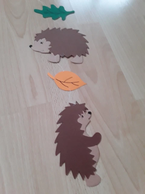 Fensterbild Kette Tonkarton Basteln Deko Herbst Igel Blätter Grün