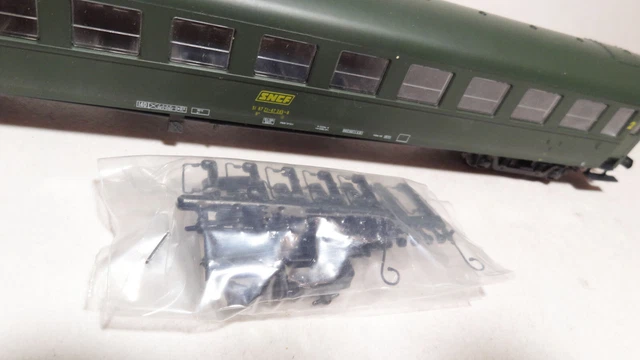 ROCO HO VOITURE 2c région est SNCF ( manque un tampon) EUR 17,57 ...