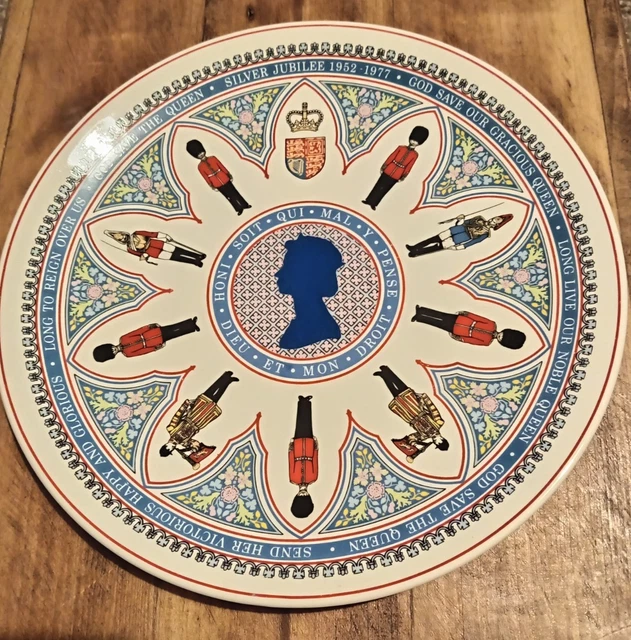 WEDGWOOD QUEEN ELIZABETH Silver Jubilee 1977 Commemorative 10" Plate £9 ...