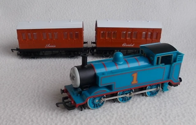 HORNBY THOMAS THE Tank Engine with Annie and Clarabel Coaches OO Gauge ...