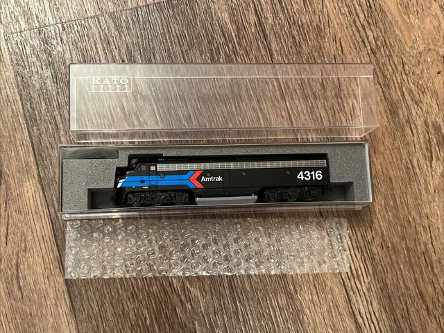 KATO 176-1971, N scale, EMD E8 Diesel Loco, Amtrak 'Day One' £99.99 ...