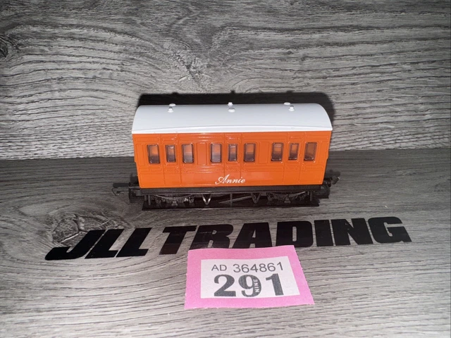 HORNBY THOMAS AND Friends R110 Annie Coach Thomas the Tank Engine £9.99 ...