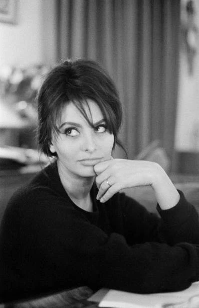 ITALIAN ACTRESS SOPHIA Loren at the Foch in Paris 1961 France OLD PHOTO ...
