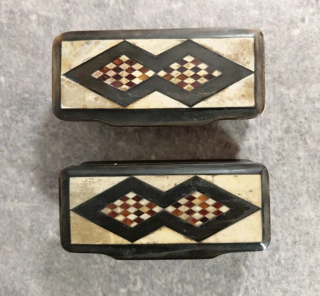 2 TABATIÈRES EN corne et écaille. Marqueterie damier. XIXème Siècle ...