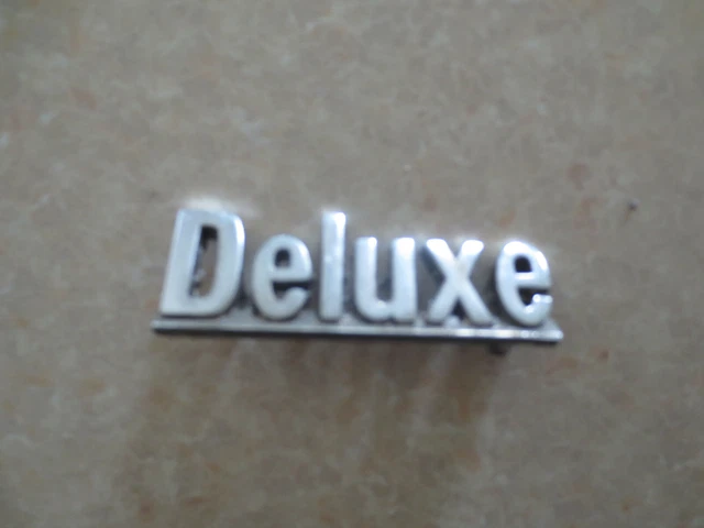 ORIGINAL DELUXE CAR small metal badge / emblem - -- ----- EUR 23,33 ...