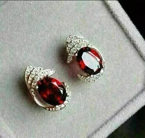 2 KARAT OVALER Schnitt Labor erstellt roter Granat Damen Ohrring 14K ...