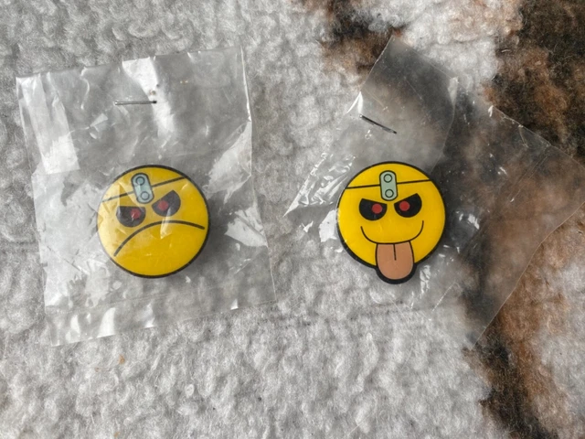 IRON MAIDEN RARE official Brave New World SMILEY FACE EDDIE badges pins ...