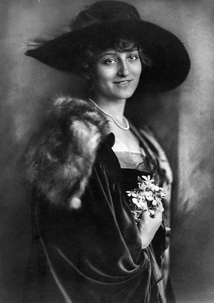 MAY EVA ACTRESS Austria nee Eva Maria Mandl wears a coat with f- 1920 ...