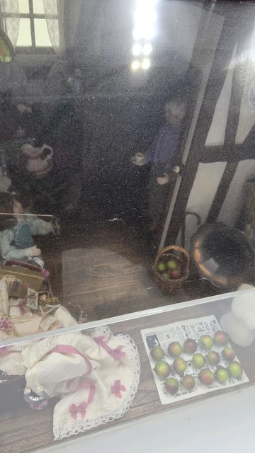 DIORAMA / DOLLS House Perplex View Box Room Granny & Grandaughter Attic ...