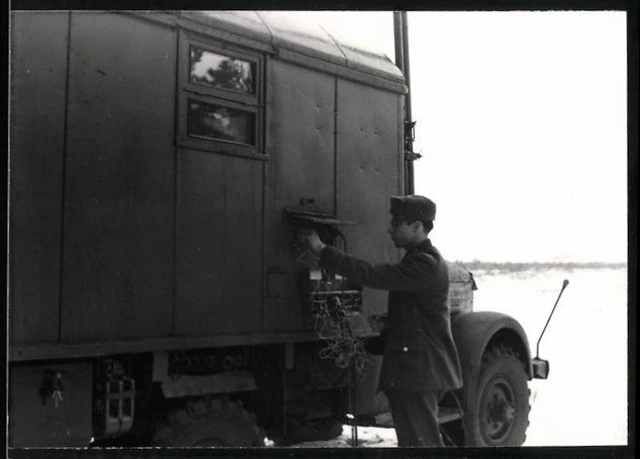 FOTOGRAFIE NATIONALE VOLKSARMEE NVA DDR, Soldat verdrahtet Anschlüsse ...