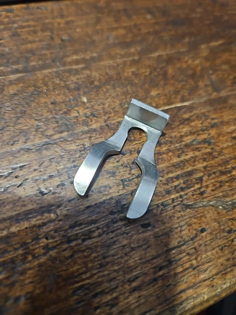 LAND ROVER DEFENDER 90 110 130 Speedo Cable Retainer Clip - 533765 £8. ...