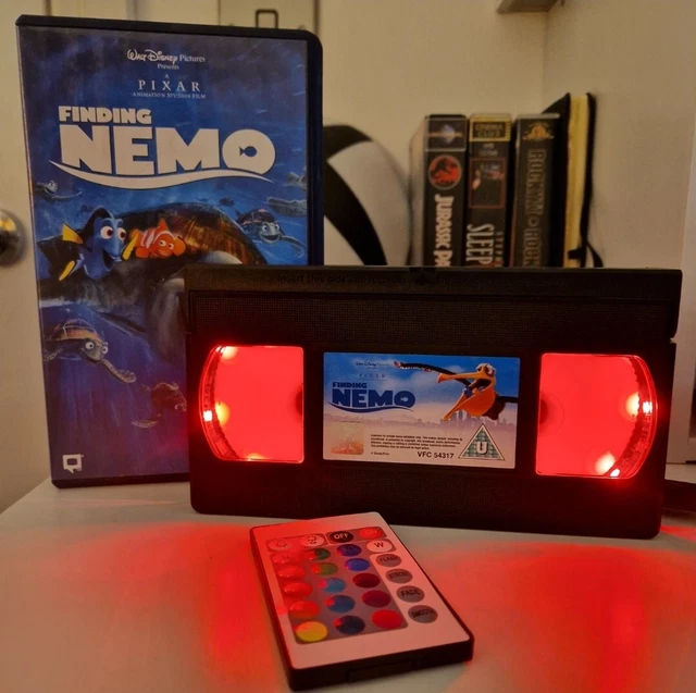 DISNEY FUNDING NEMO USB LED VHS Video Band Lampe Weihnachten Pixar Geschenk Retro Licht EUR 23 ...