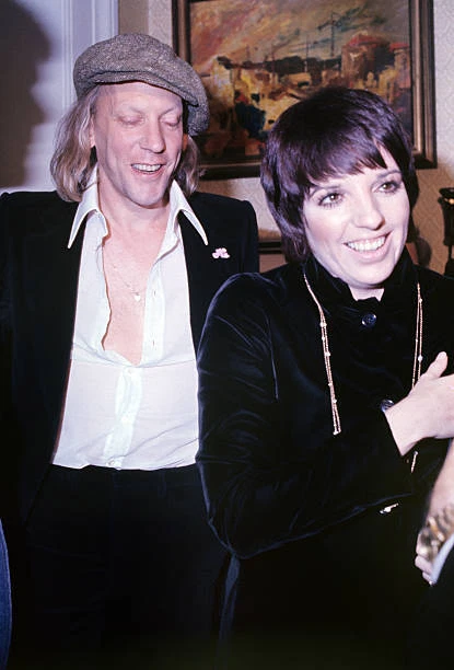 LIZA MINNELLI E Donald Sutherland at the 5th Premio Simpatia 1975 Old ...