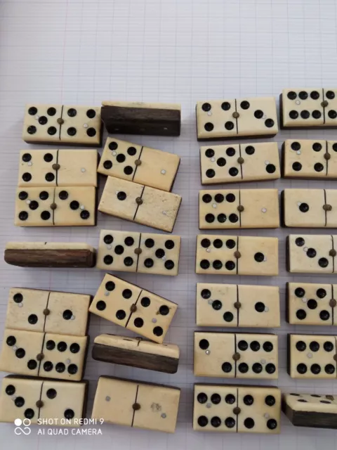 JEU DE DOMINOS Ancien COMPLET 28 pieces en OS et BOIS, Laiton.../ TB ... JEU DE DOMINOS Ancien COMPLET 28 pieces en OS et BOIS, Laiton.../ TB ...