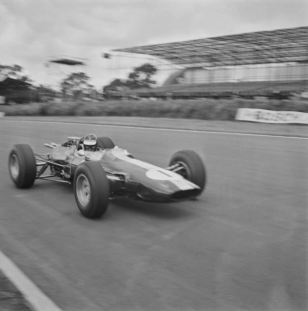 SCOTTISH RACING DRIVER Jim Clark in a Team Lotus Lotus 25 1960s OLD ...