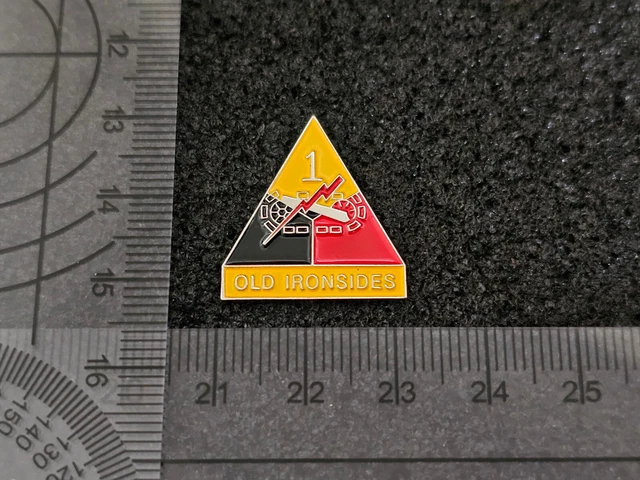 A62-32) US ARMY 1st Armored Division Old Ironsides Pin Badge Abzeichen ...