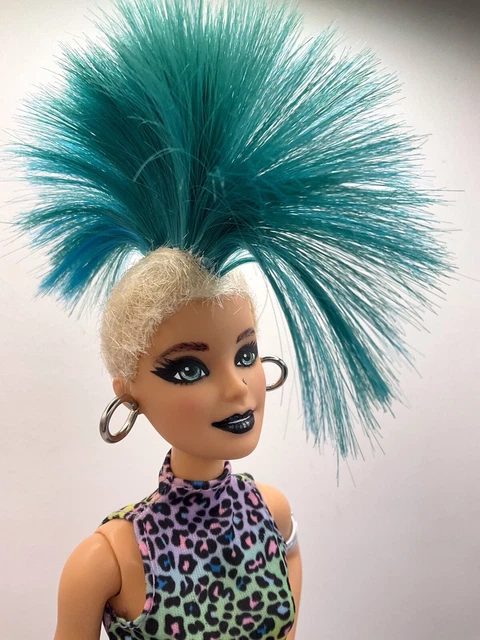 OOAK CUSTOM REPAINT Reroot Punk Barbie Puppe mit grünem & blauem Mohawk ...