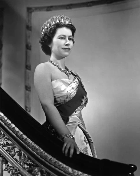 QUEEN ELIZABETH II Poses For A Portrait At Buckingham Palace 2 1958 Old ...