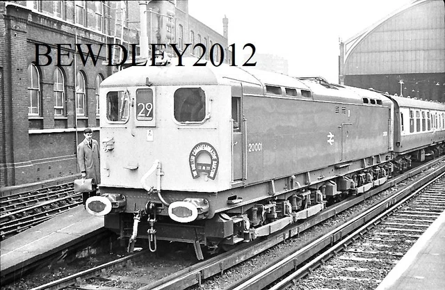 NEGATIVES 35MM SR CLASS 70 E20001 ON TOUR NO LOCATION OR DATE RECORDED ...