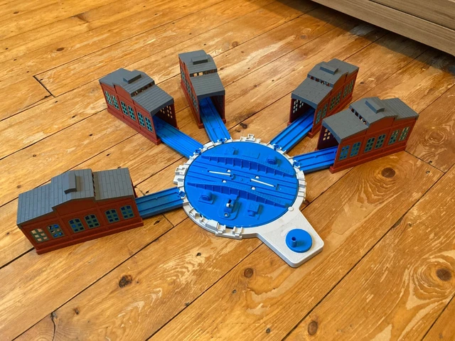 TOMY TRACKMASTER THOMAS The Tank Engine turntable, sheds and buffers £ ...