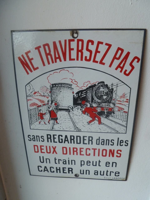 ANCIENNE PLAQUE EMAILLEE NE TRAVERSEZ PAS / PARFAIT ETAT / 27 X 38 cm ...