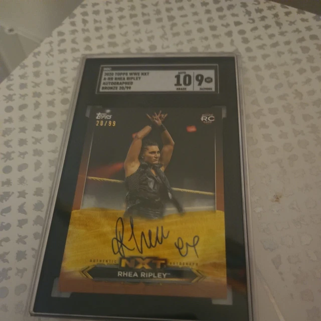 VOITURE RECRUE RHEA Ripley /99 ! SGC 9 Auto 10 ! WWE NXT Topps 2020 EUR ...