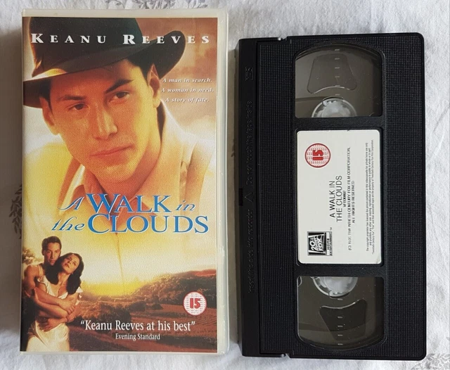 A WALK IN THE CLOUDS (VHS) Keanu Reeves + Anthony Quinn + Debra Messing ...