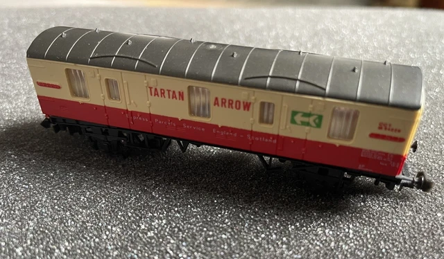LIMA N GAUGE CCT Utility Van in Tartan Arrow Livery M94220 ( See below ...