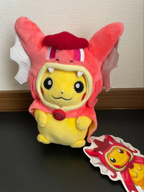 POKEMON CENTER ORIGINALE Pikachu che indossa poncho rosso Gyarados ...