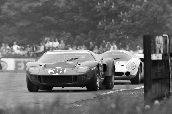 PAUL HAWKINS, FORD GT40 Sports Car 1968 Racing Old Photo 2 EUR 7,20 ...