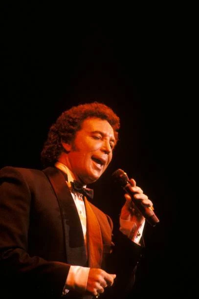 WELSH SINGER TOM Jones performs live on stage 1987 MUSIC SINGER OLD ...