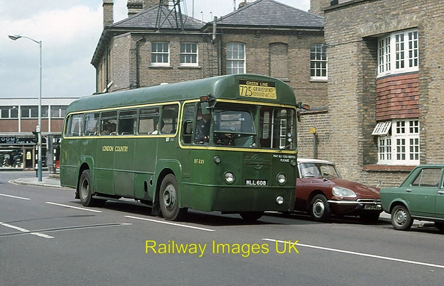 BUS PHOTO 12X8 (A4) London Country bus on the south London orbital 725 ...