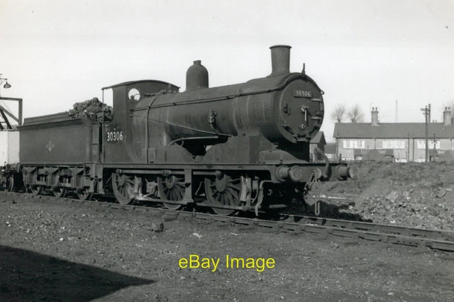 PHOTO 6X4 RAILWAY Steam Engine 30306 Class 700 at Eastleigh c1961 £4.00 ...