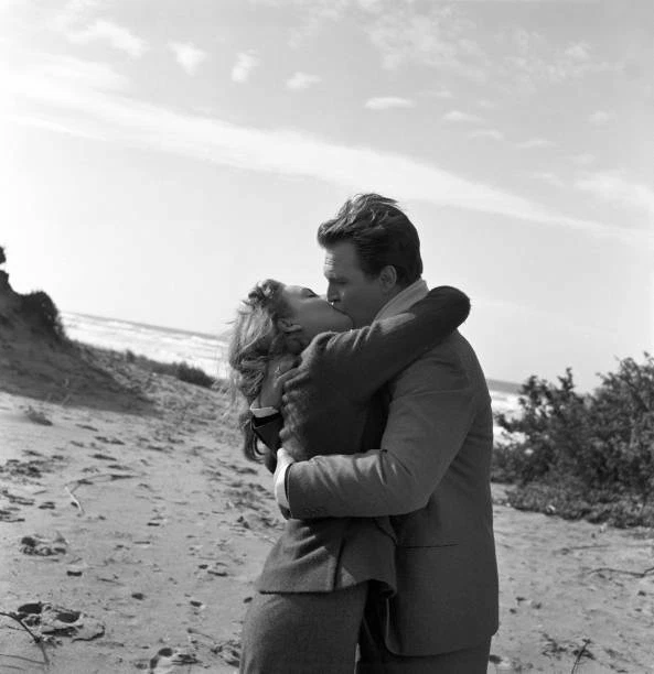 ITALIAN ACTRESS ANNA Maria Pancani hugging actor Franco Fabrizi OLD ...