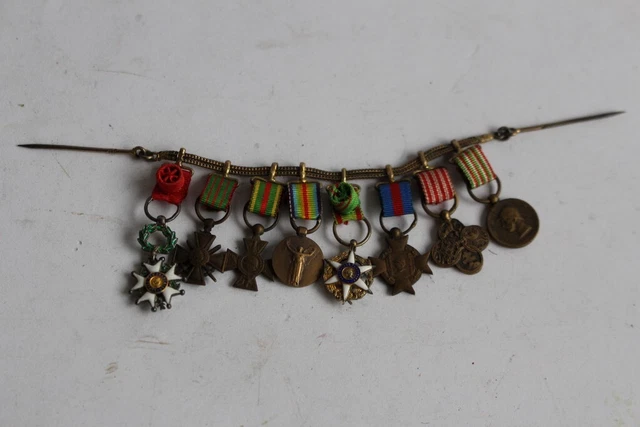 ANCIENNE BARETTE DE 8 mini décorations militaires (36287) EUR 390,00 ...