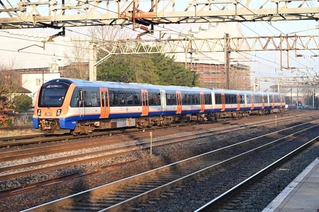 CLASS 710 NO 710378 in lo at harrow and wealdstone £1.97 - PicClick UK