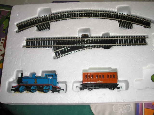 HORNBY THOMAS THE Tank Engine And Friends Passenger & Goods Train Set ...