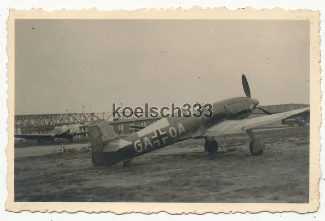 FOTO HEINKEL HE 100 Flugzeug der Luftwaffe auf Fliegerhorst Flugplatz ...