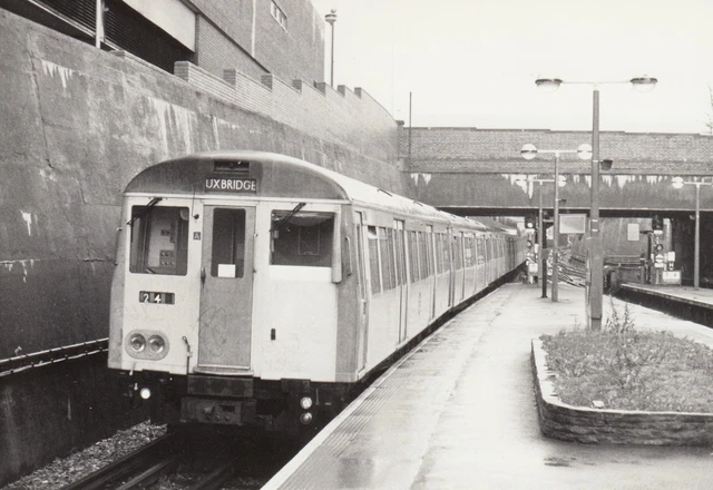 RAILWAY PHOTOGRAPH LT Uxbridge Station Metropolitan Line from Baker St ...