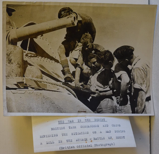 WW2 PRESS PHOTO Royal Tank Regt Grant crew examine map Battle of Egypt ...