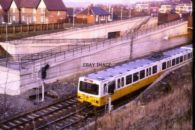 PHOTO 1985 Tyne & Wear Metro At Heworth Heworth Railway Station Was ... PHOTO 1985 Tyne & Wear Metro At Heworth Heworth Railway Station Was ...