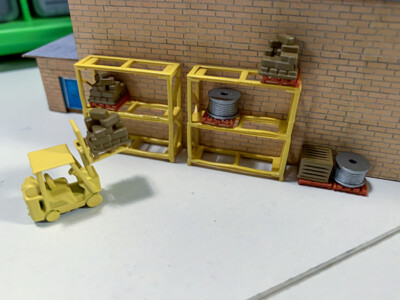 N SCALE WAREHOUSE racking with forklift and pallets £5.49 - PicClick UK